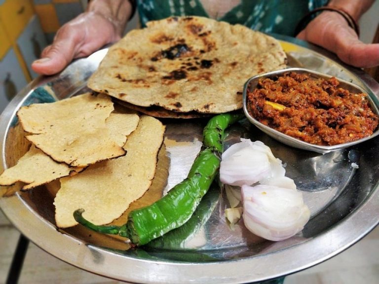 Jwar Roti And Lehsun Chutney | Village Thali - Zayka Ka Tadka