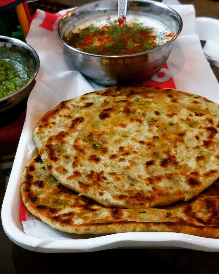 Besan Pyaaz Ke Parathe - Zayka Ka Tadka